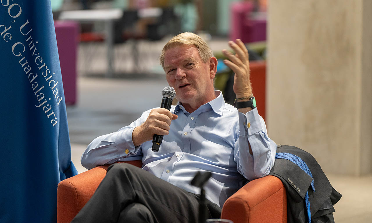 Graeme C. Clark conversó con estudiantes del ITESO